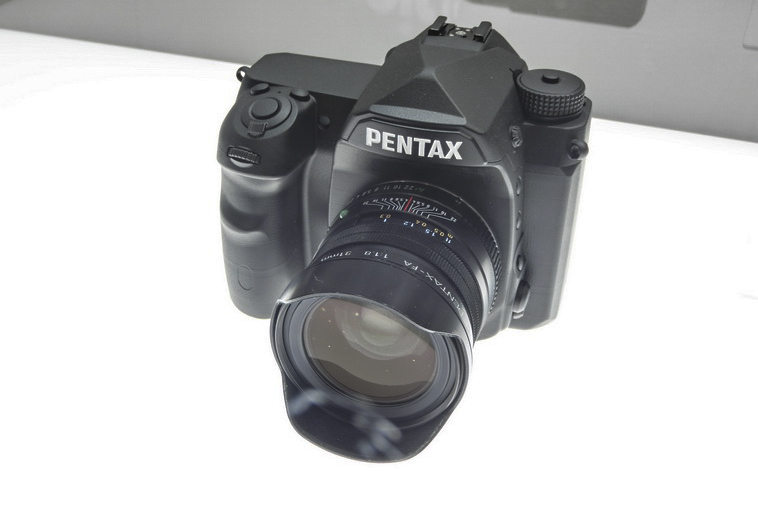 別懷疑，這就是累積十多年技術的 Pentax 全幅 DSLR（依然是原型）