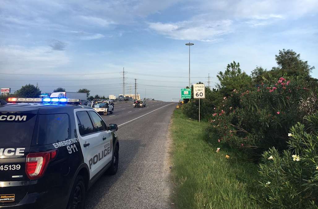 Houston freeway shooting: Gunman on the run after killing 2 during rush ...