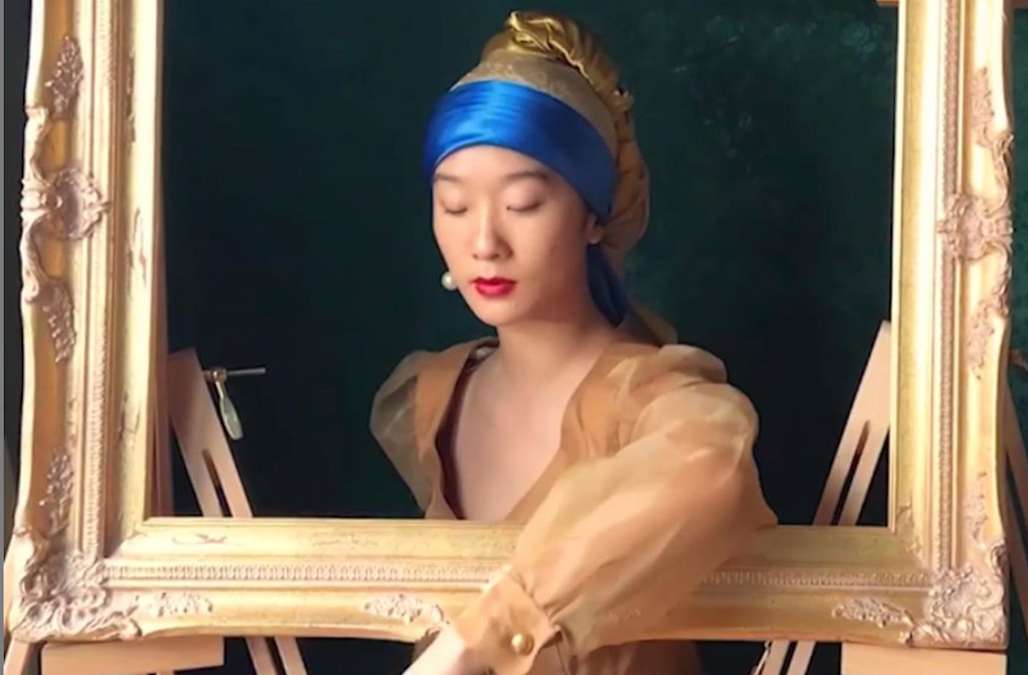Artist turns herself into a live-action painting