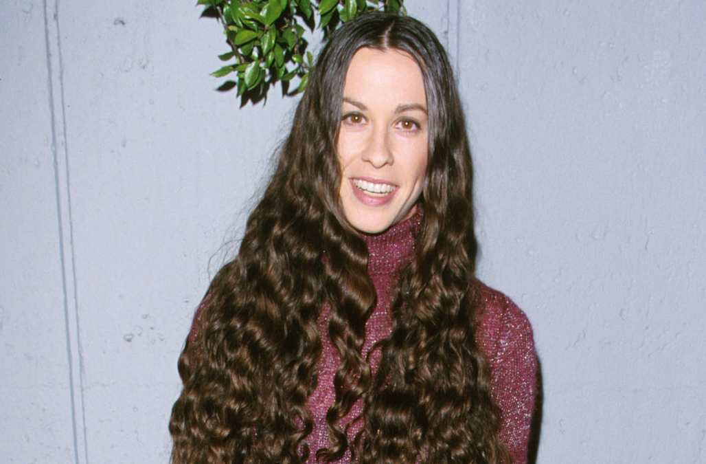 Alanis Morissette is nearly unrecognizable with bleach-blonde hair: See ...