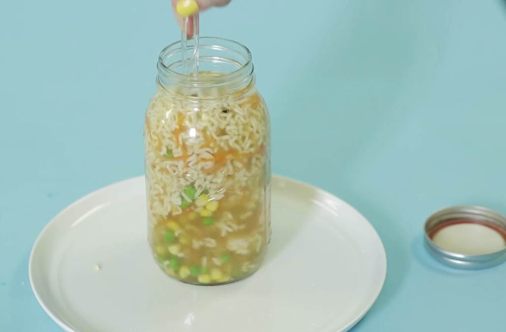 Dorm room eats: Mason jar instant ramen - AOL