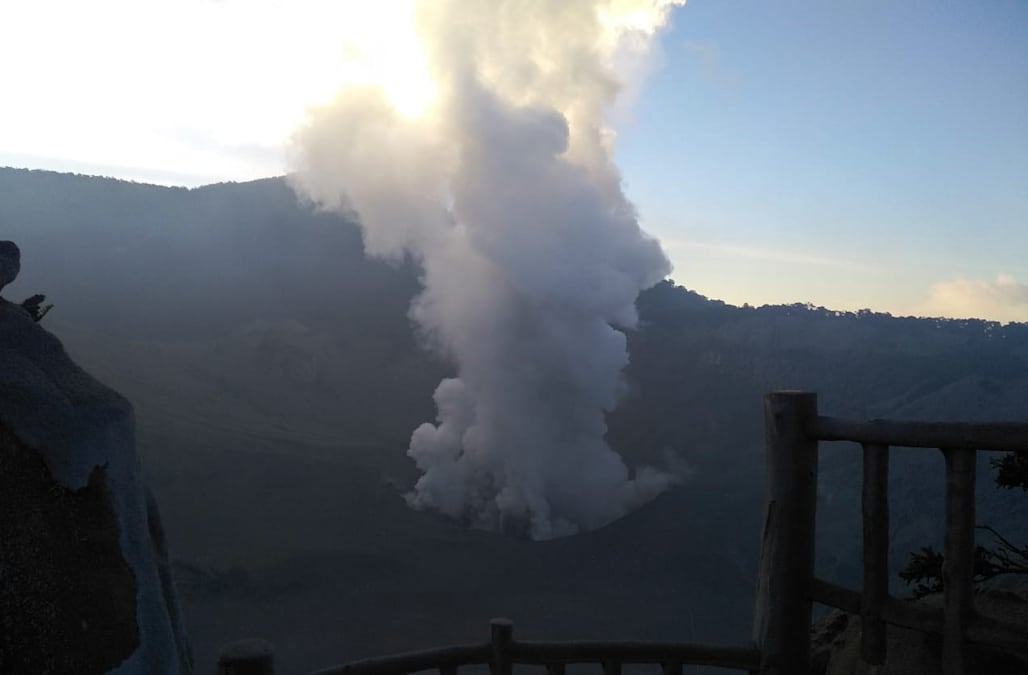 Indonesia's Mount Tangkuban Perahu volcano erupts as tourists flee 600 ...