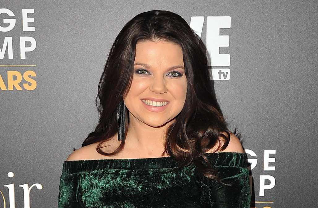 Pregnant Amy (Duggar) King hits the beach in a bikini during her third ...