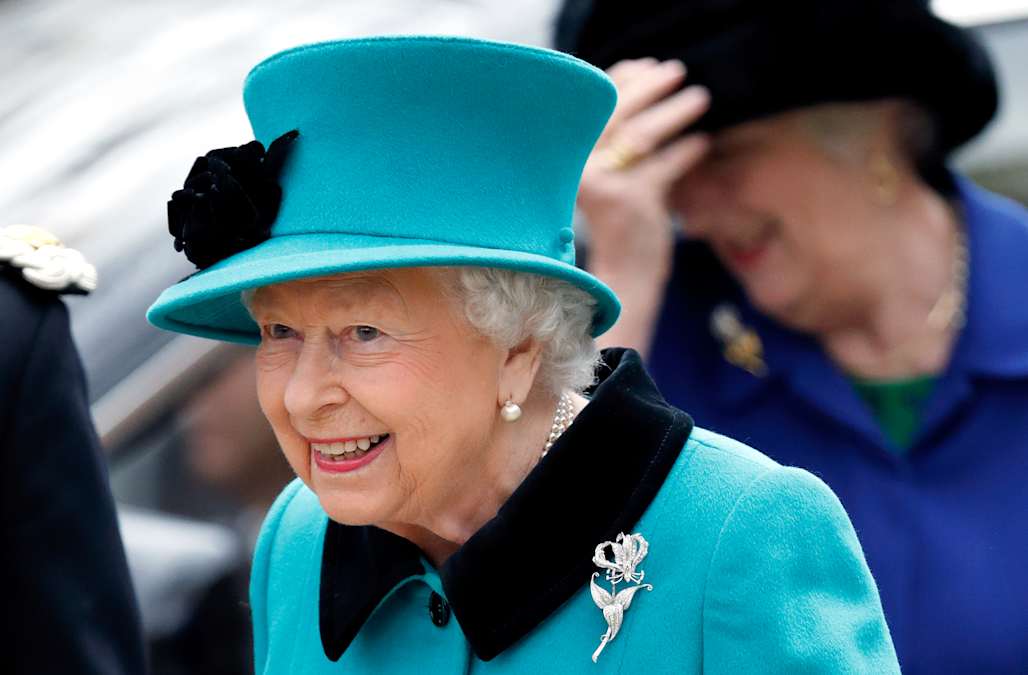 This is what Queen Elizabeth II gives her staff for Christmas - AOL