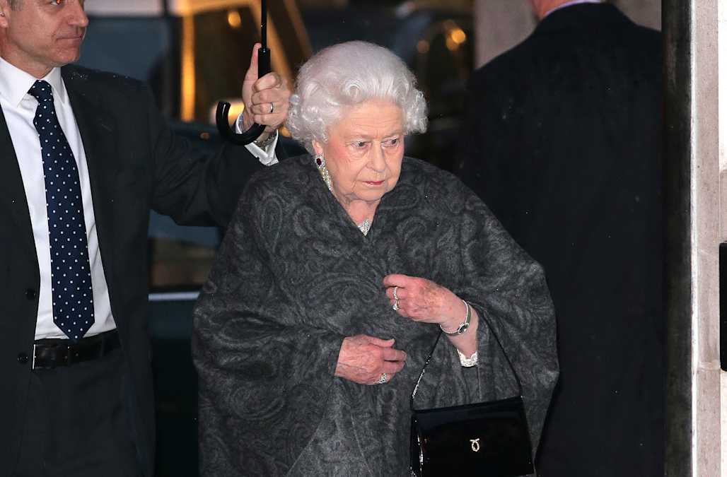 Queen Elizabeth spotted at London hotspot for night out with friends ...