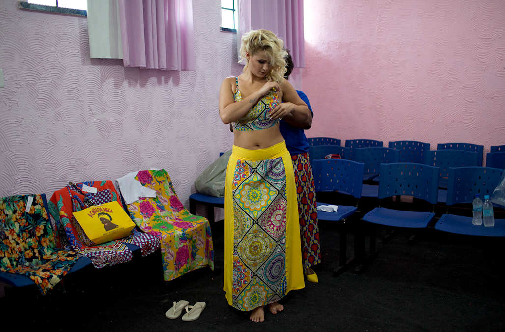 AP PHOTOS: Female prisoners in Rio compete in beauty contest - AOL