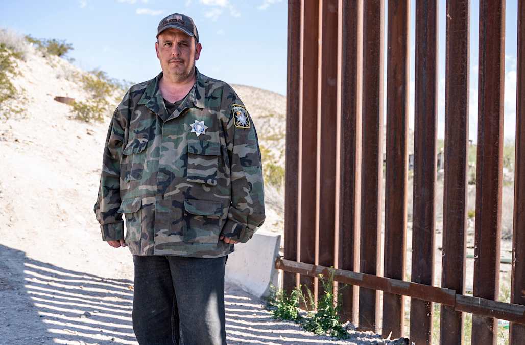 Armed volunteer militia group detains immigrants at the U.S. border ...