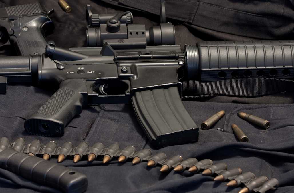 Chicago suburb bans assault weapons after Florida massacre