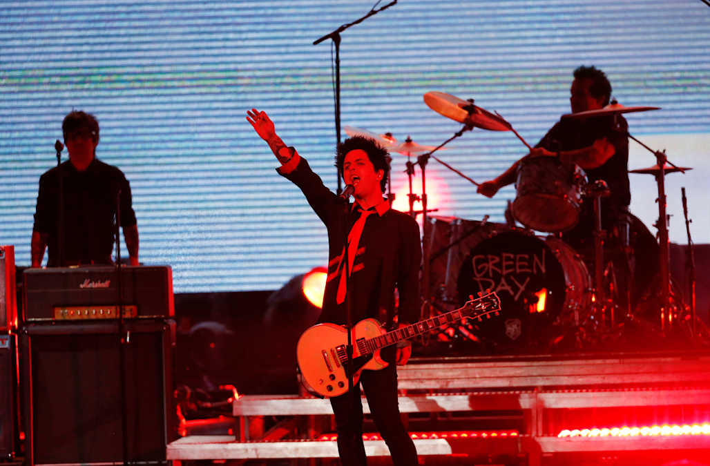 Green Day slams Donald Trump in AMA's performance, sings 'No Trump, No ...