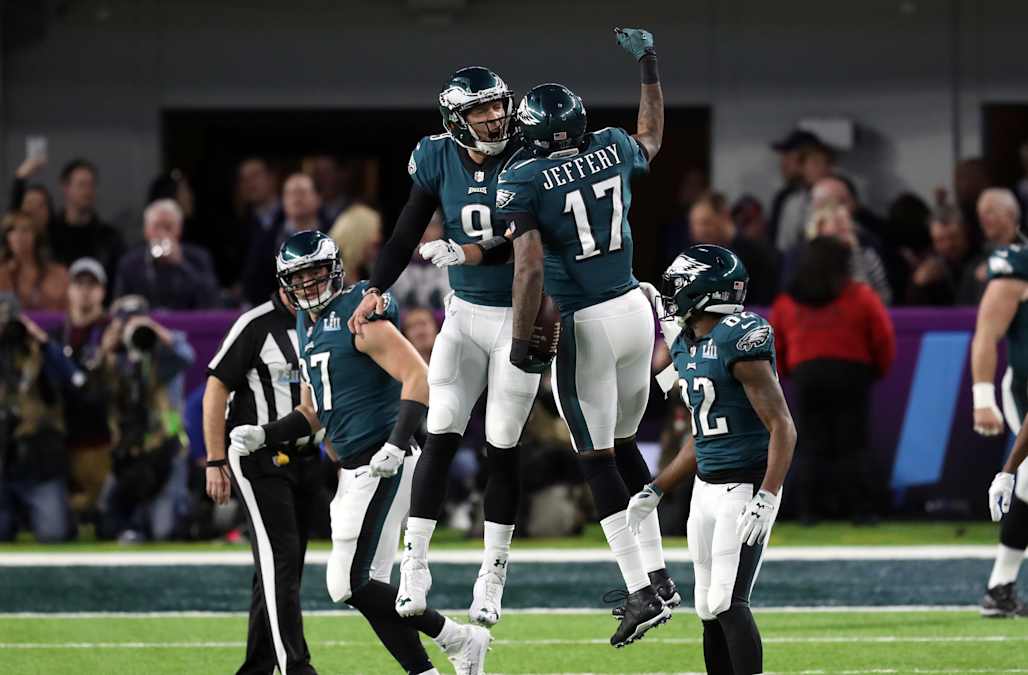 Trick-play TD gives Eagles 10-point halftime lead - AOL