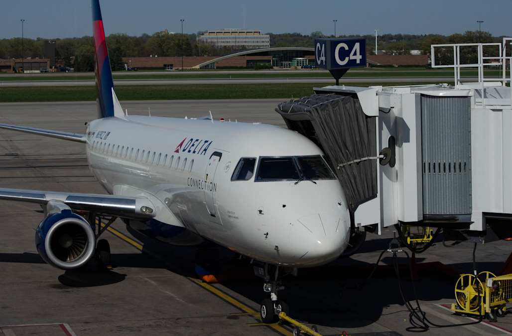 Suspected drunk Delta pilot removed from flight, arrested 20 minutes ...