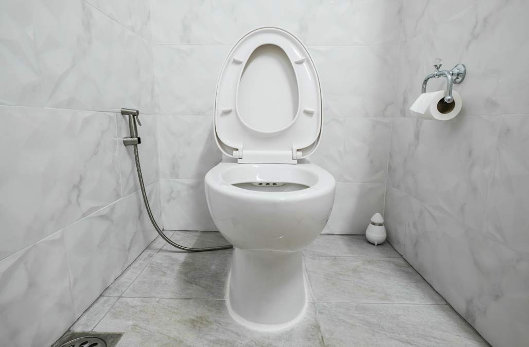 10 ways you never knew you were using the toilet wrong