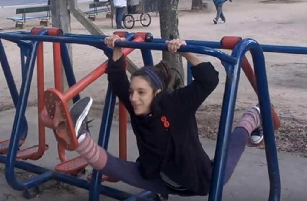 Circus performer shows off insane flexibility on the streets