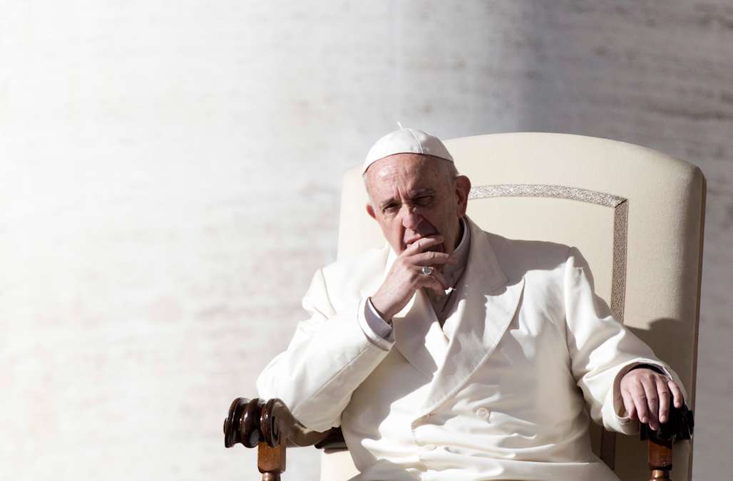 Lift up your hearts, not your cell phones, pope tells priests, bishops