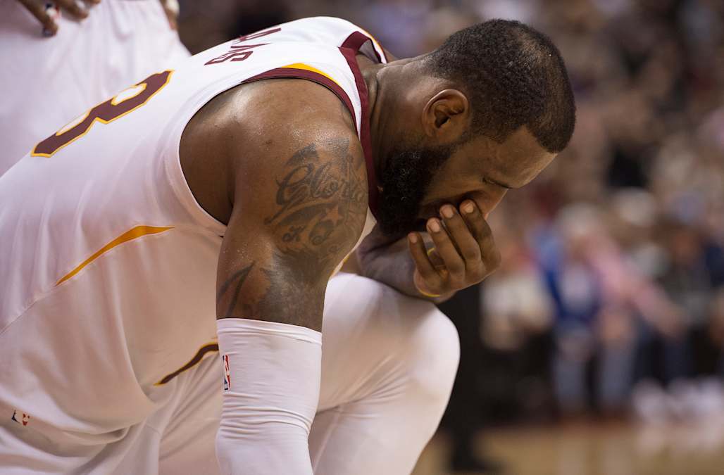 Cavaliers' LeBron James leaves game with leg injury - AOL