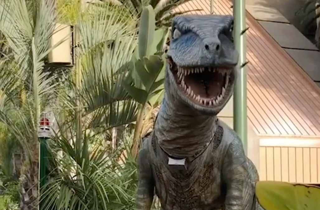 ‘Jurassic’ theme park character shows love to his girlfriend in an ...