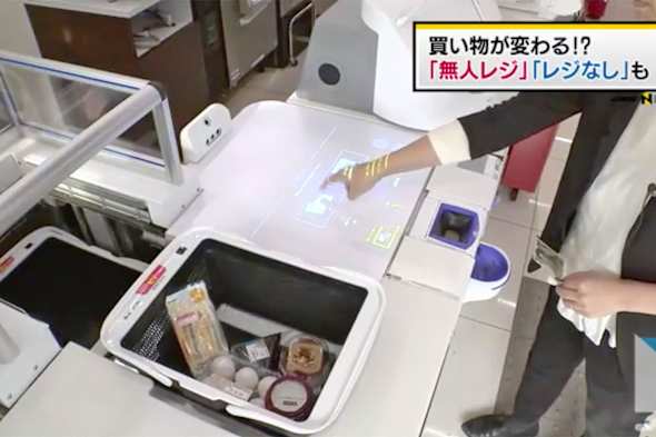 Panasonic 的無人結帳機器會把貨物裝袋，你只要給錢就好了